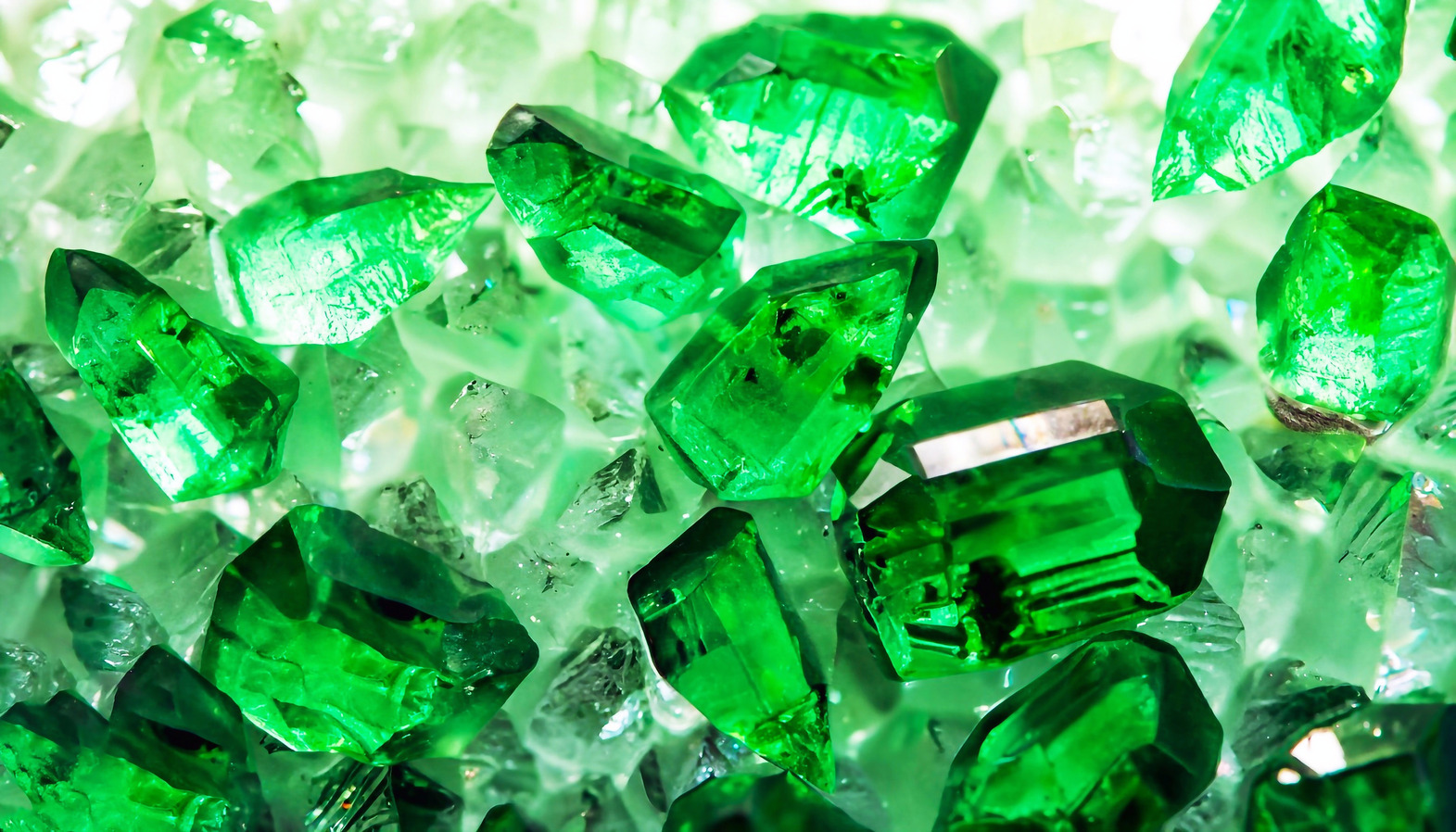 Smaragdi – Toukokuun syntymäkivi • Jules & Beryl